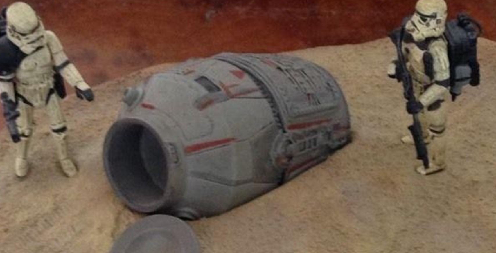 Escape Pod | Look Sir, Droids - Sideshow Dioramas Basic Dioramas