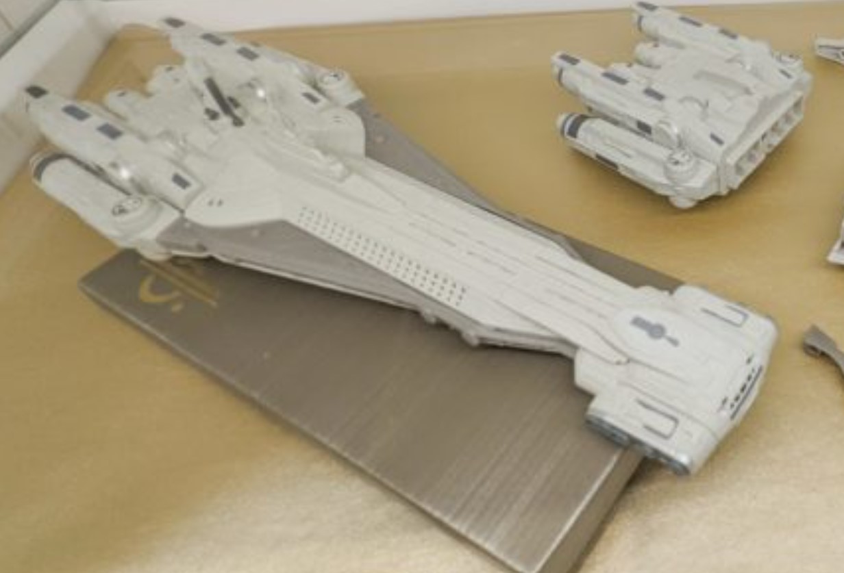 The Halcyon - Galaxy's Edge (Halcyon Starcruiser) Model Kit